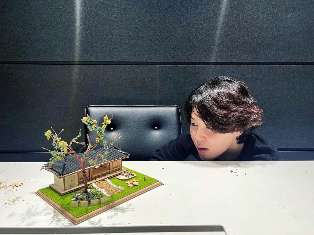 Jimin of BTS, cute expression in front of a Korea Traditional house ...